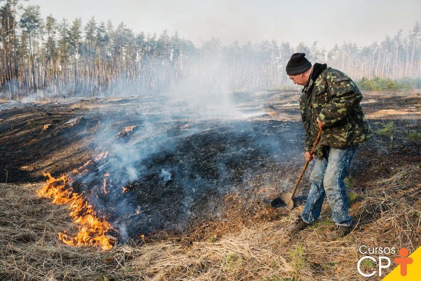 Construção de aceiros em áreas de declive para contenção de fogo ...